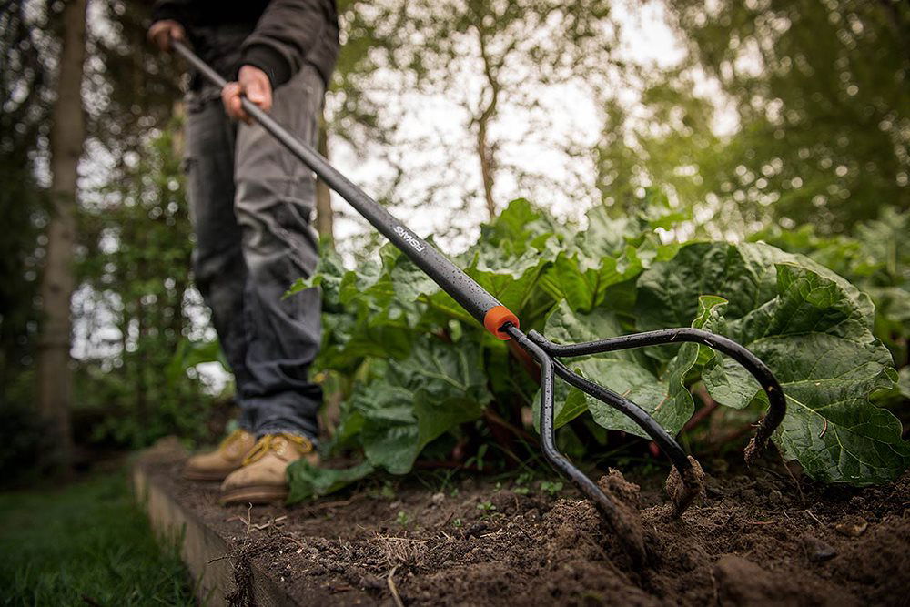 Fiskars Solid talajlazító kapálógép - (1016034)