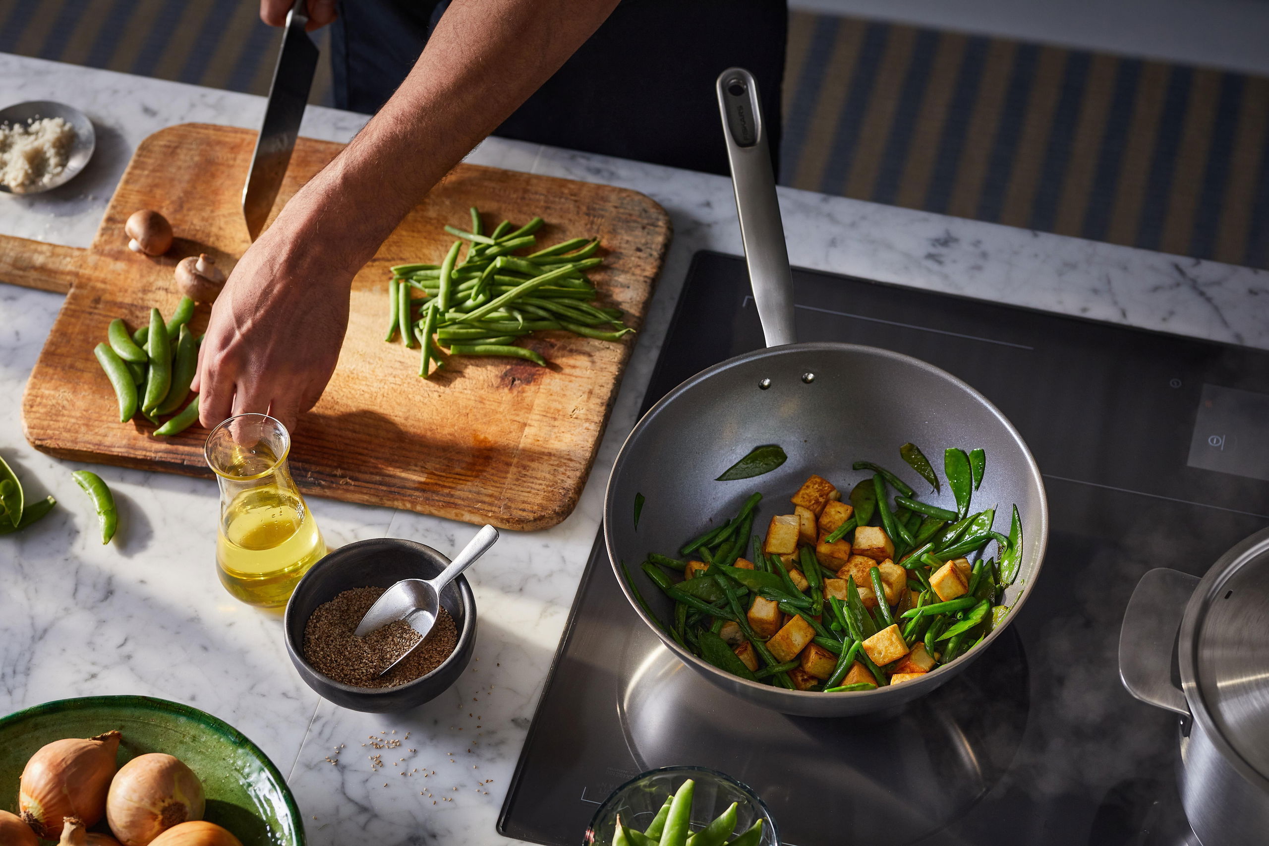 Fiskars All Steel Wok - 28cm wok serpenyő - kerámia (1064747)